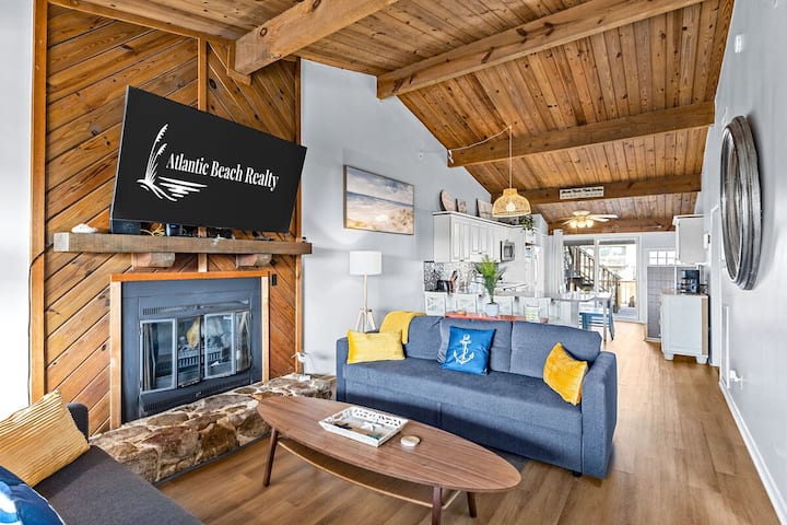 The Crows Nest: Dog-friendly Townhouse,ocean View - Atlantic Beach, NC