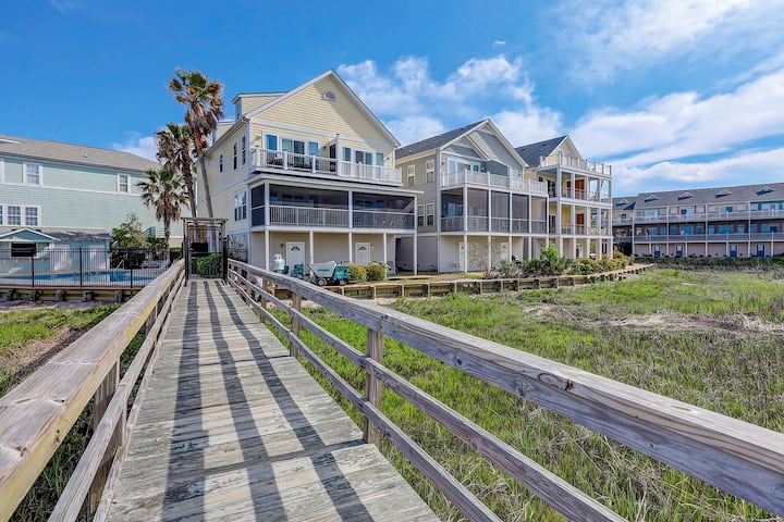 Waterfront Townhouse W/ Balcony, Pool & Near Beach - Folly Beach, SC