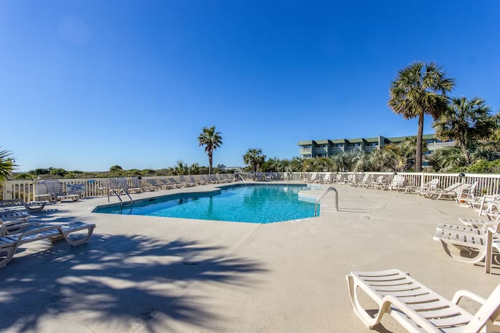 Oceanfront Condo W/ Water Views, Pool & Balcony - Isle of Palms Beach, SC
