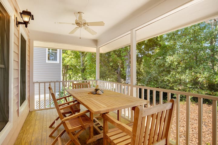 Casual Cottage W/ Porch, Pool & Walk To The Beach - Isle of Palms, SC