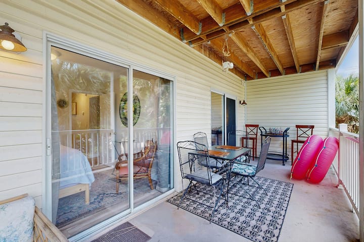 Lovely Condo With Marsh View, Shaded Balcony, Cent - Folly Beach, SC