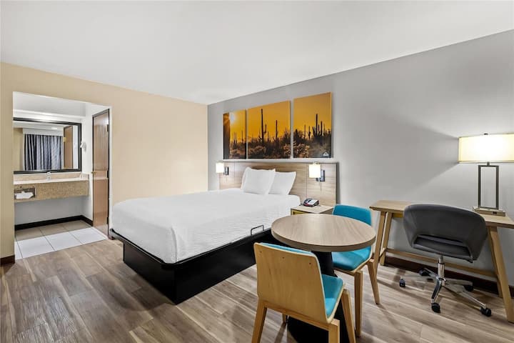 Days Inn Tucson Airport| Queen Room| Near Airport - Tucson, AZ
