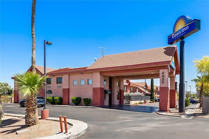 1 Queen | Days Inn Tucson Airport | Free Parking - Tucson, AZ