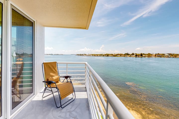 Water-view Condo W/ Pool, Hot Tub & Beach - St. Petersburg, FL