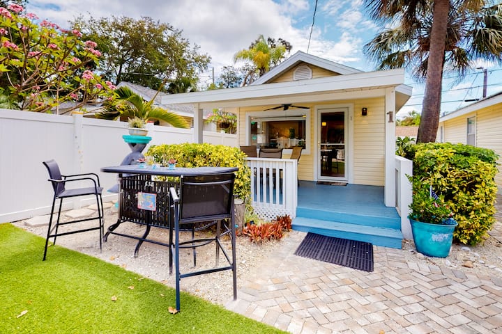 Three Cottages With Kitchens, Ac, An Enclosed Yard - Treasure Island, FL