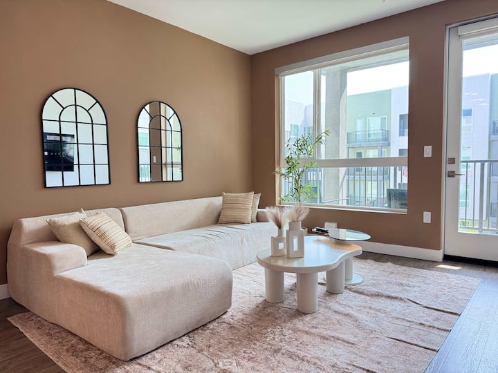 Luxury Stay Near Disneyland W/pool,gym & Parking - Santa Ana, CA