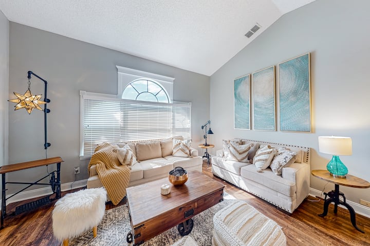 Gorgeous Oasis W/pool, Patio, Ac, W/d & Near Beach - Spring Hill, FL