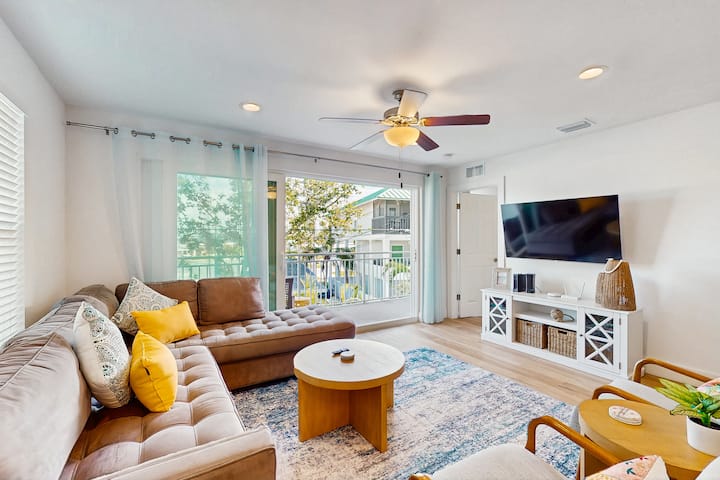 Coastal Getaway – 3br Condo W/ Pool & Beach - Madeira Beach, FL