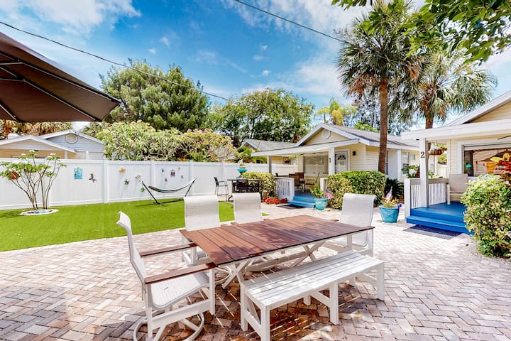 Adorable Beach Cottage W/ Wifi, Kitchen & Yard - Treasure Island, FL