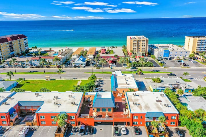 Dog-friendly Condo W/ Pool, Gym, Balcony & Wifi - North Redington Beach, FL
