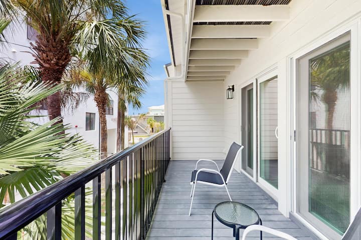Modern Dog-friendly Townhome Near Gulf - St. Pete Beach, FL