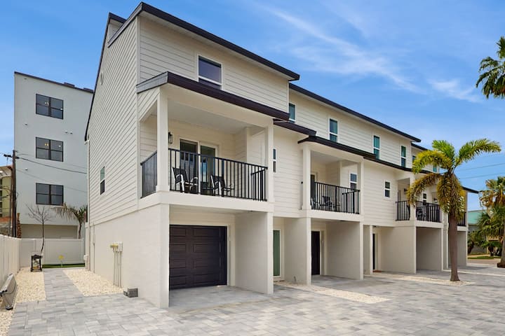 Modern Dog-friendly Townhome Near Gulf - Treasure Island Beach, Treasure Island