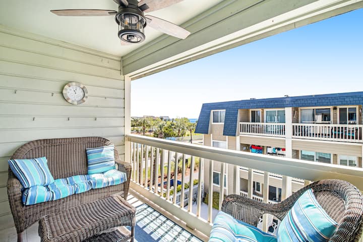 Well-appointed Villa W/ Ocean View & Shared Pool - Isle of Palms, SC
