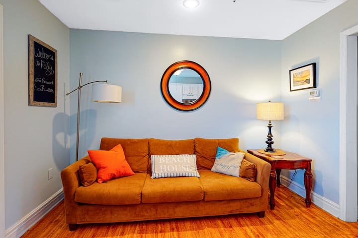 Dog-friendly, Downtown Folly Beach Condo W/free Wi - Folly Beach, SC