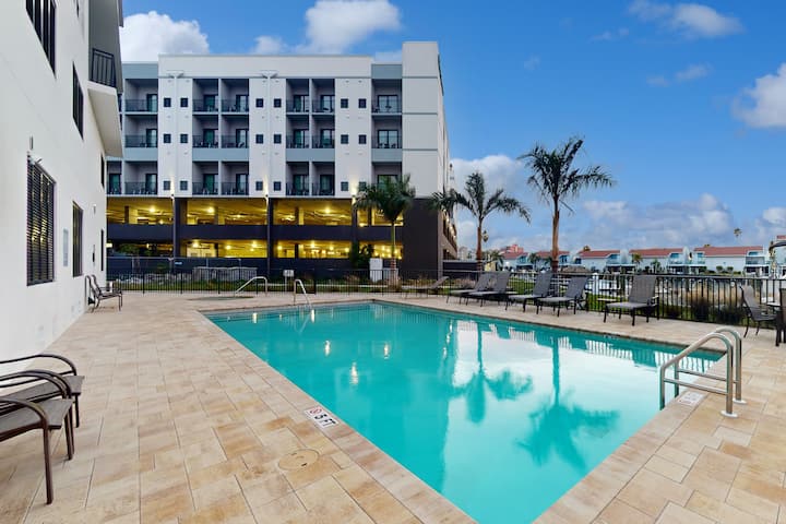 Sunlit Beach Condo W/ Pool, Hot Tub & Balcony - Madeira Beach, FL