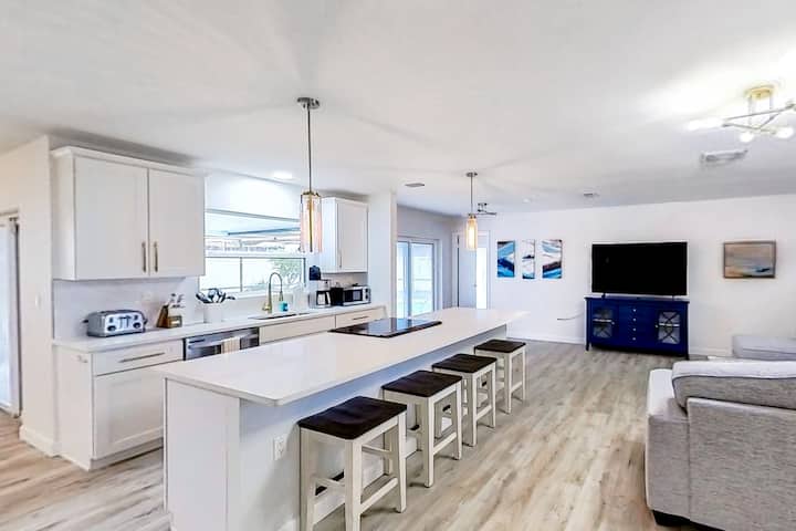 Bright Home W/ Private Pool, Lanai, Yard & W/d - Dunedin, FL