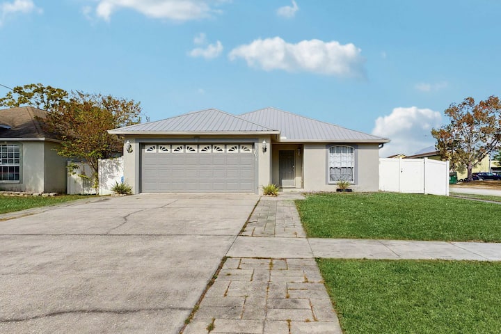 Central Home Near Dining, Shopping, Beaches & Wifi - Pinellas Park, FL