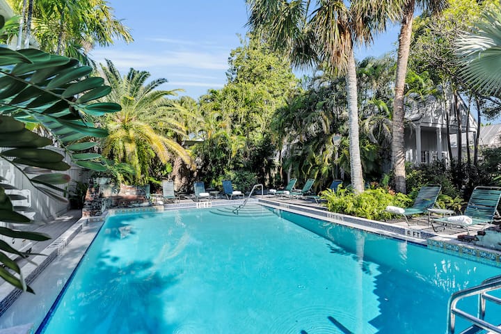 Flamingo Cottage~ Adults Only Cottage Near Duval - Key West, FL