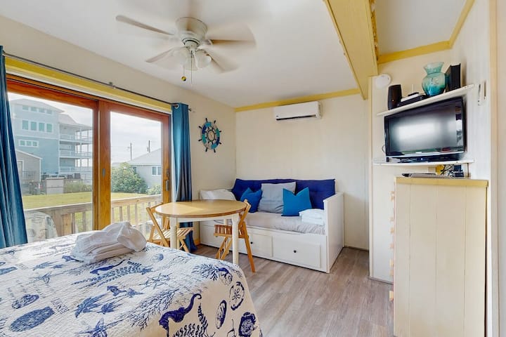 Charming Studio Oceanview | Deck | Kitchenette - Hatteras, NC