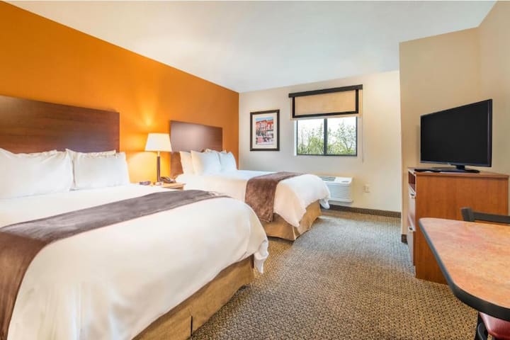 Bright 2-queen Suite With Full Kitchenette - Jamestown, ND