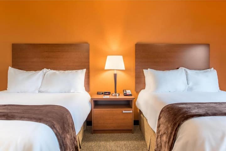 Double Queen Comfort + Kitchenette – Perfect Stay - Jamestown, ND