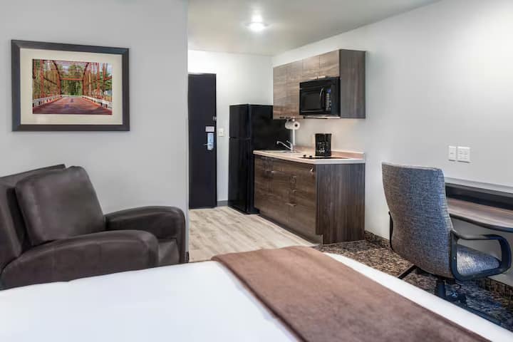 Quad Queen & Recliner Retreat – 4 Stays Of Comfort - Ketchikan, AK