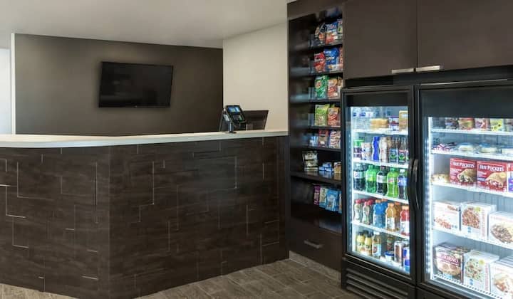 Modern Rooms Near Dining And Golf - Overland Park, KS