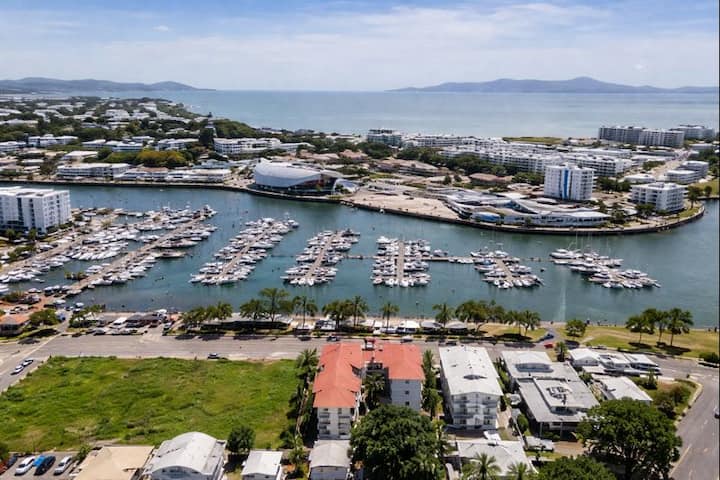 Paradise On Palmer – 1 Bedroom Apartment With Larg - Townsville