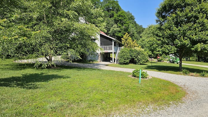 Hummingbird Across From Coosa Creek & Mtn Views - Blairsville, GA