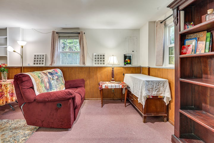 2 Mi To Nyc Train: Greenwich Apt W/ River View - Greenwich, CT