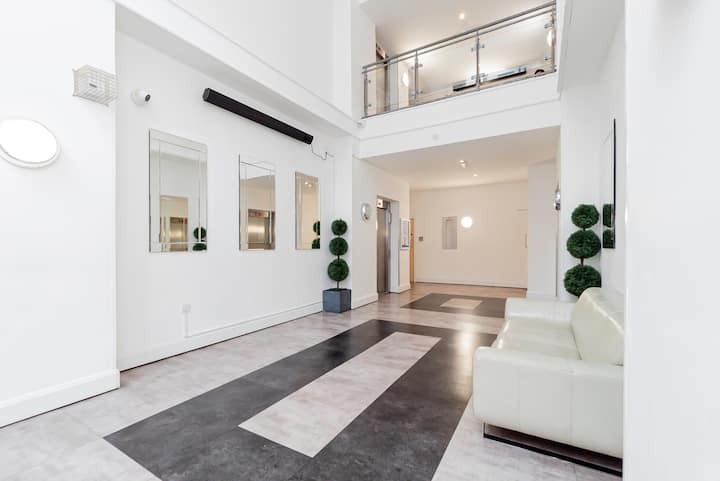 Modern Comfort | 2-bed, 2-bath With Lift Access - Basingstoke