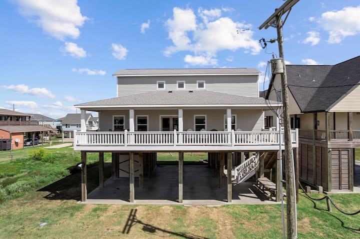 Large Decks | Sleeps 18 - Crystal Beach, TX