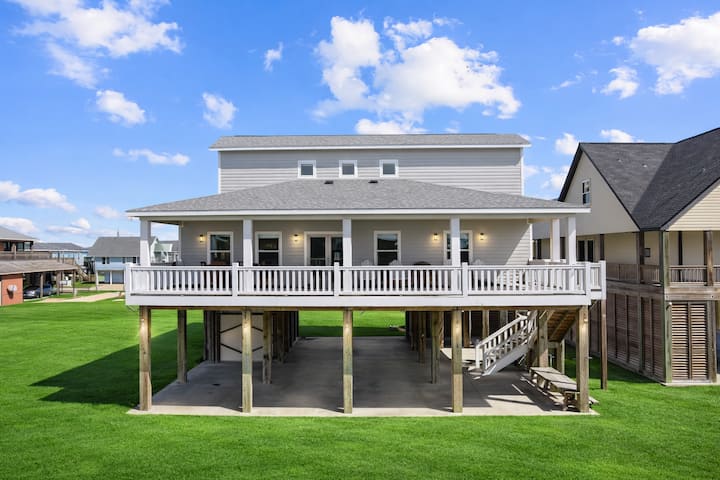 Cozy 4br Large Deck | Walk To Beach | Sleeps 18 - Crystal Beach, TX