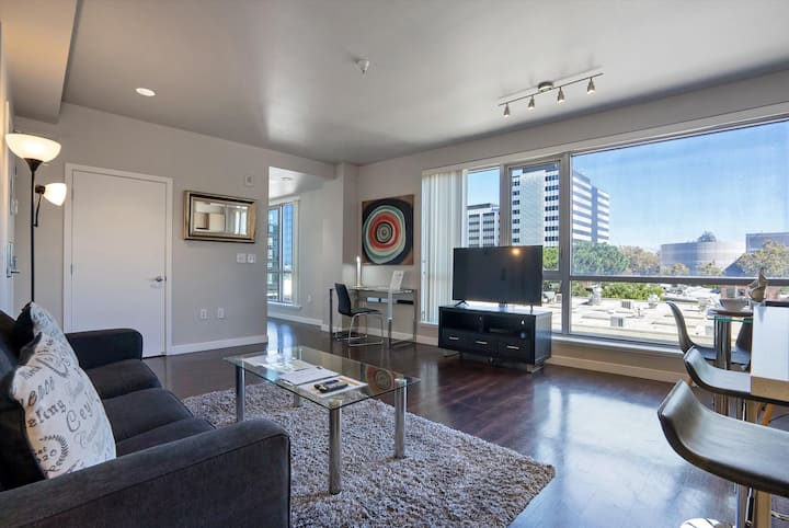 Chic 1br In High-rise,  Near Parks & Dining - Santa Clara, CA