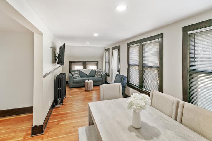 Stylish Retreat In Dt Libertyville Near Naval Base - Lake Forest, IL