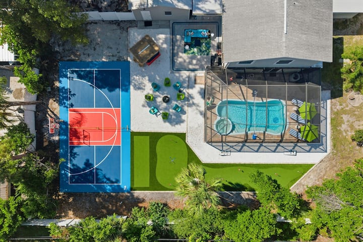 Sleeps 16 • Golf Simulator • Pickleball • Pool/spa - Anna Maria Island, FL