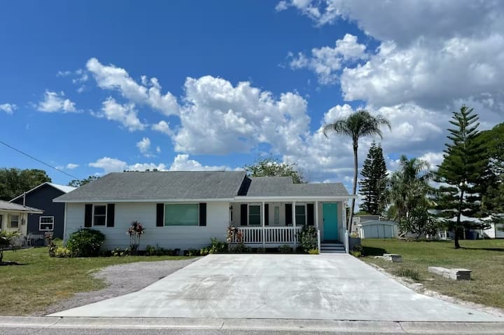 Gardenia Cottage | In The Heart Of Pinecraft! - Sarasota, FL