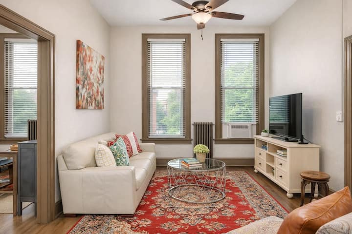 Stylish Downtown Loft – Free Parking & City Views! - Oshkosh, WI