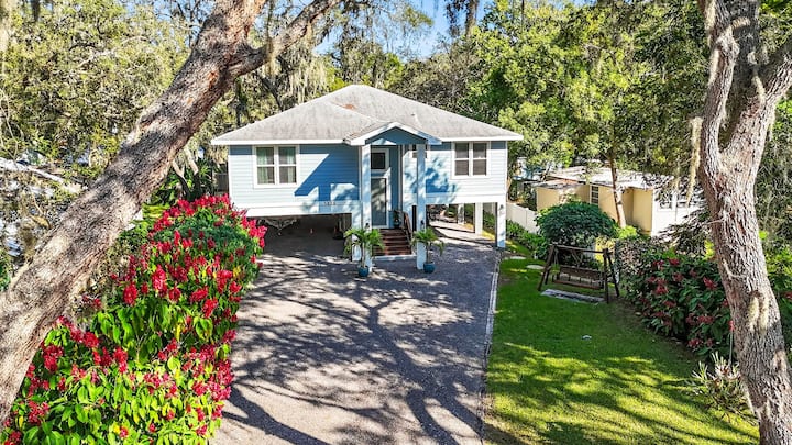 Drift & Dwell | Modern Lakehouse Retreat - Odessa, FL