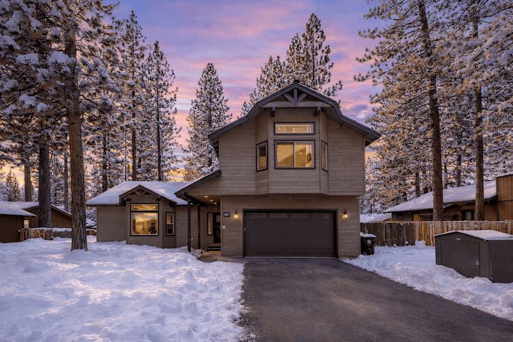 Angora Lodge: Hot Tub, Game Room, Dog Friendly - South Lake Tahoe, CA