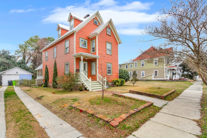 Downtown New Bern 3-bed Home - Yard, Pet-friendly! - New Bern, NC