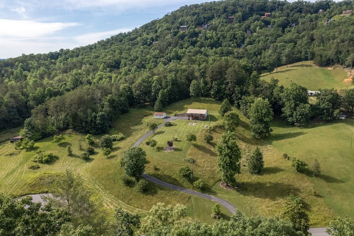 "Hilltop Haven" 3 Bedroom Vacation Home - Pigeon Forge, TN