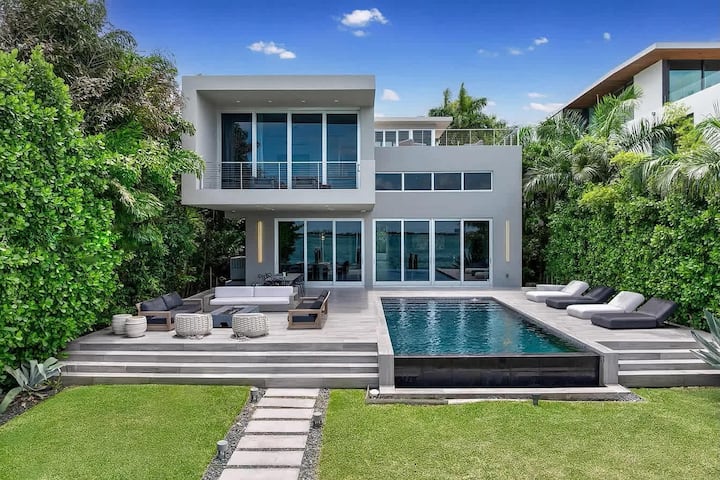 Luxury Miami Beach Waterfront Villa W/ Heated Pool - Miami Beach, FL