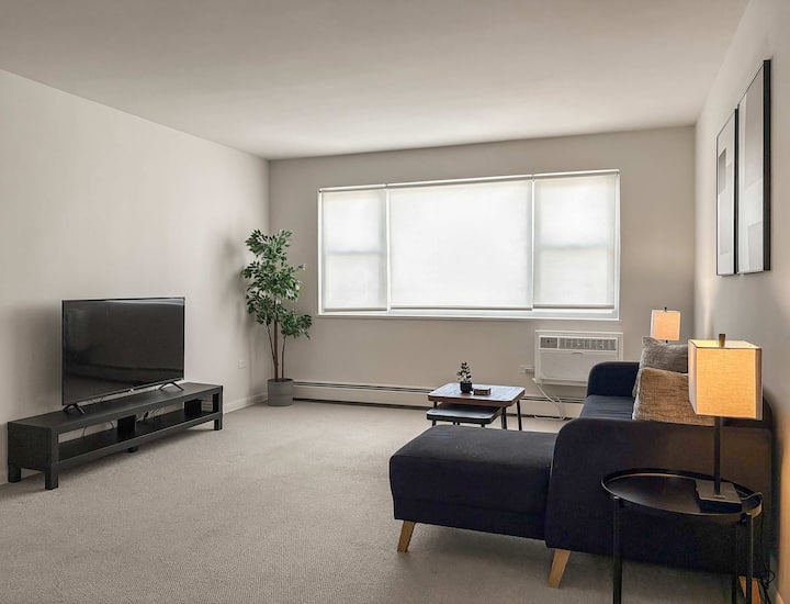 Chic City Retreat | 1br Unit - Evanston, IL