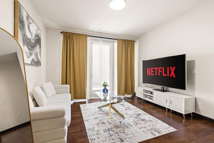 Timeless 2bd Hideout In Hollywood! Pool & Gym - West Hollywood, CA