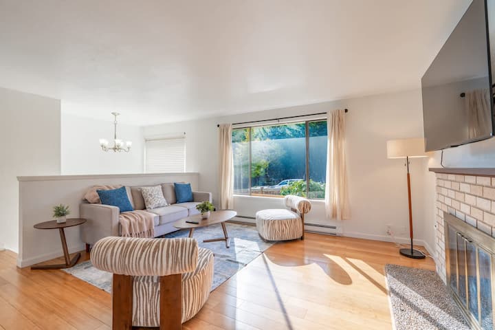 Pet-friendly 4br Seattle Retreat With Fenced Yard - Seattle, WA