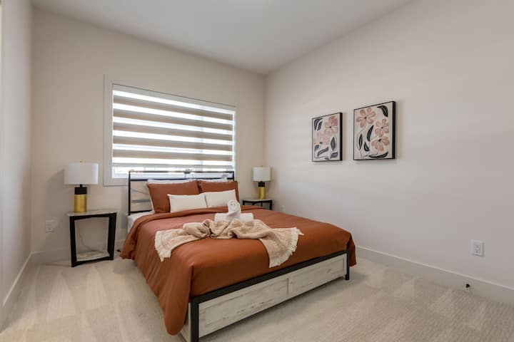 "Luxuria"5 Bdrm Luxury Haven| 5 Min Drive To Lake! - Chestermere