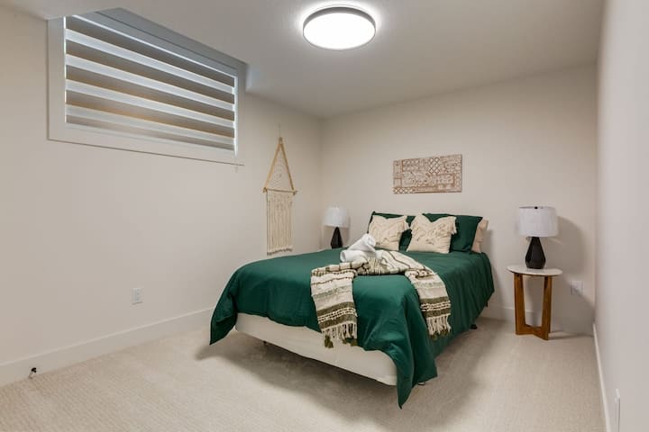 "Bloom" 3 Bdrm- 5 Min Drive To Lake! - Chestermere