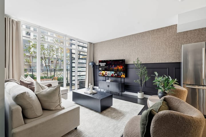 Modern Waterfront Retreat | 3br W City Views - Toronto