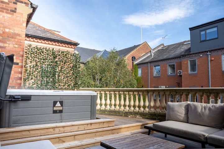 Luxury Two Bedroom Suite With Hot Tub - Leeds